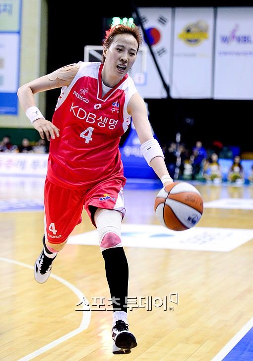 KDB생명, KEB하나은행 꺾고 첫 승 신고 : 네이트 스포츠