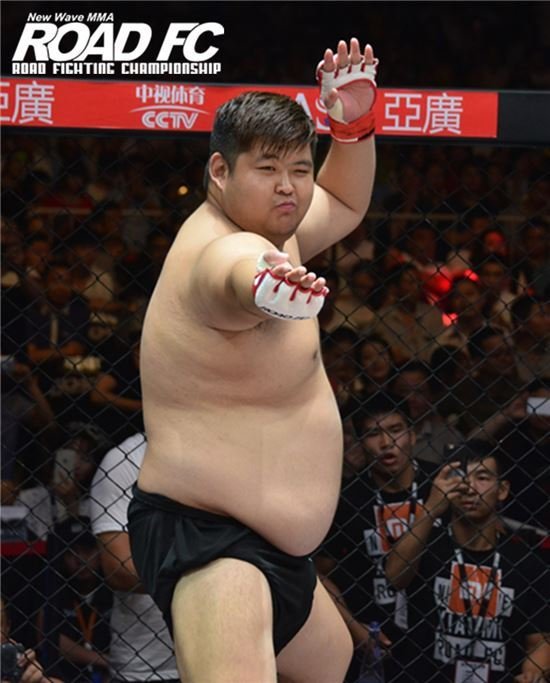 [로드FC]아오르꺼러, 후지타에 1R TKO승 : 네이트 스포츠