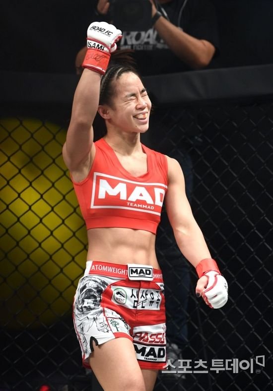 [로드FC]함서희, 화끈한 TKO승으로 타이틀 1차 방어 성공 : 네이트 스포츠