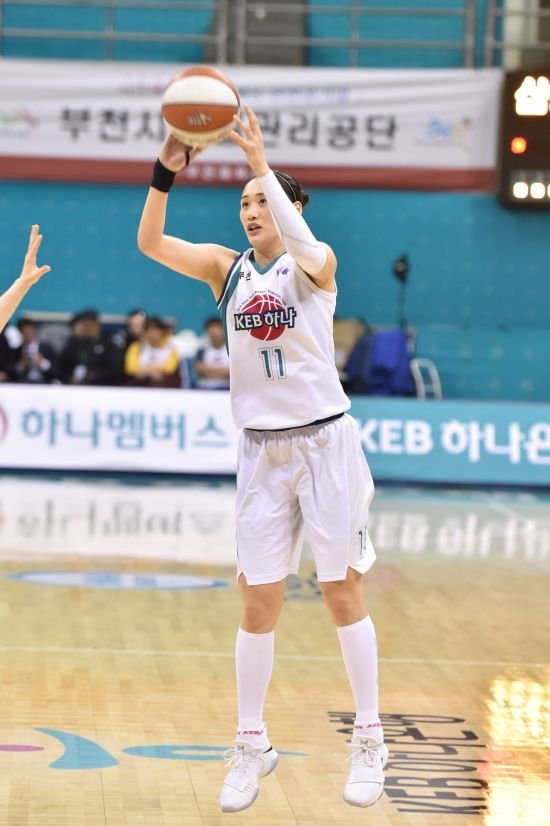 '강이슬 33점' KEB하나은행, KDB생명에 77-68 승리 : 네이트 스포츠