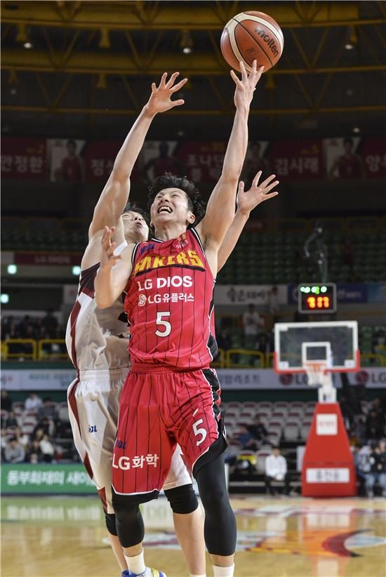 '김시래 21득점' LG, KGC 꺾고 5연패 탈출 : 네이트 스포츠