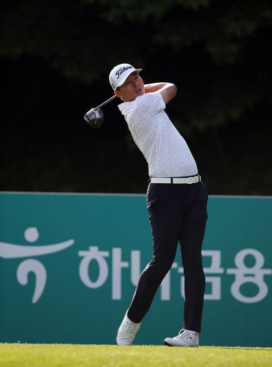 이성호, KEB하나은행 인비테이셔널 3R 단독 선두…첫 우승 보인다 : 네이트 스포츠