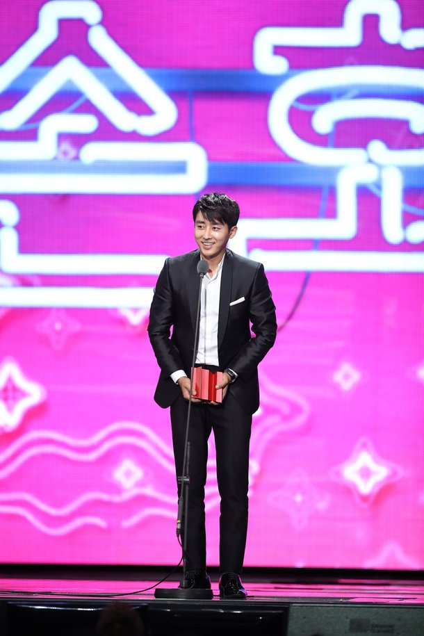 [tvN10어워즈] 손호준 "'응사' 이야기 꼭 하고 싶었다, 신원호 PD께 감사해" : 네이트 연예