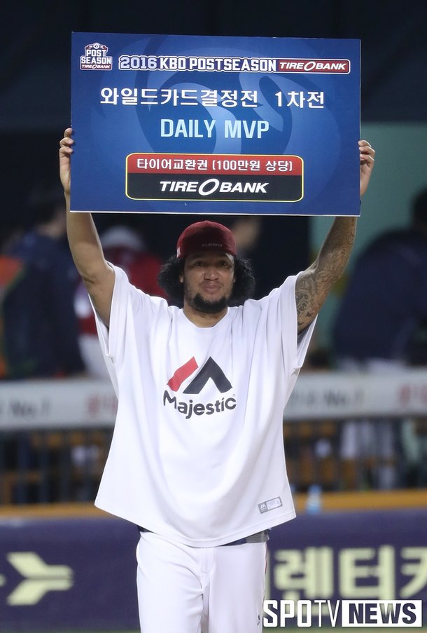 [KBO WC1] '7이닝 2실점 승리' MVP 헥터 "첫 PS, 팬 응원이 큰 힘 됐다" : 네이트 스포츠