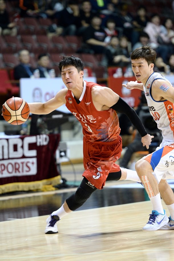 [KBL] '3G 연속 20+점' 이정현, 뜨거운 손끝 빛난 'KGC 해결사' : 네이트 스포츠