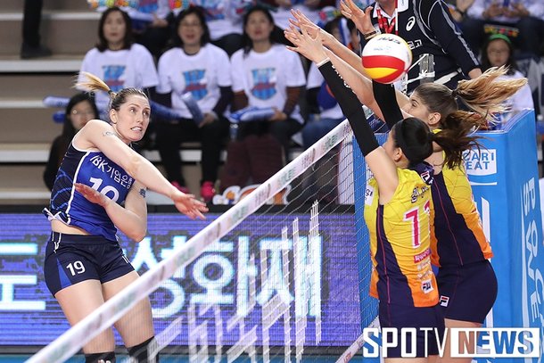 '리쉘 36점' IBK기업은행, 흥국생명 꺾고 'V3' : 네이트 스포츠