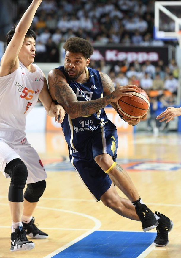 '11점 차 승리' KCC, SK 제압…2연패 뒤 첫 승리 : 네이트 스포츠