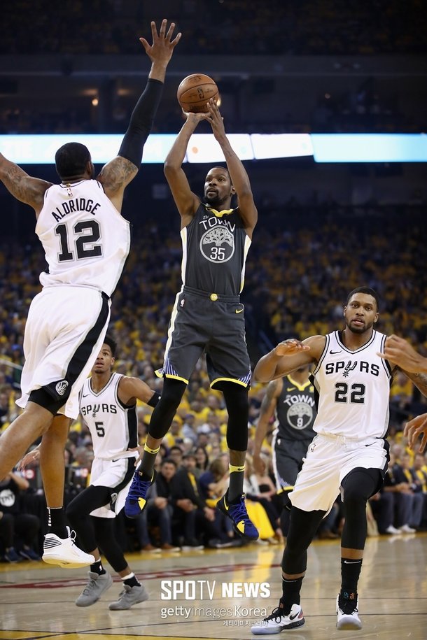 [NBA PO] '듀란트 32득점' GSW, 샌안토니오 꺾고 PO 2연승 : 네이트 스포츠