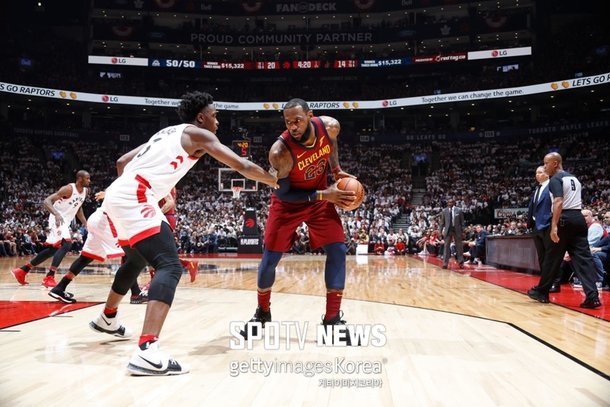 [NBA PO 2R] '르브론 트리플 더블' CLE, TOR에 역전승…시리즈 첫 승 : 네이트 스포츠
