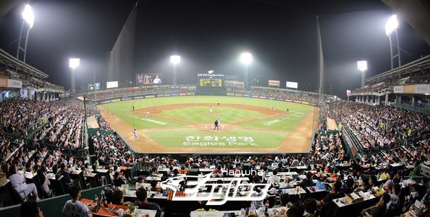 KBO 12년 연속 400만 관중 돌파…한화 SK 상위권 다툼 덕 : 네이트 스포츠