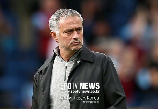 [EPL ISSUE] 맨유 팬들은 포그바 편?…무리뉴 OUT 50%↑ : 네이트 스포츠