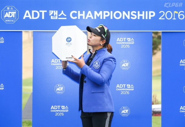 [KLPGA] 조윤지, 시즌 마지막 대회서 1년 4개월만에 '우승' : 네이트 스포츠