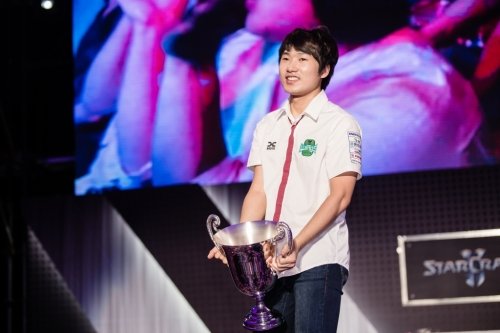 김유진, 국내우승·WCS 포인트 다 잡았다 : 네이트 뉴스