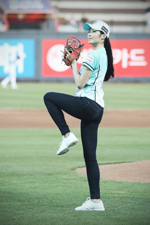 KT, 2018 미스코리아 진 김수민 양의 승리기원 시구! : 네이트 스포츠