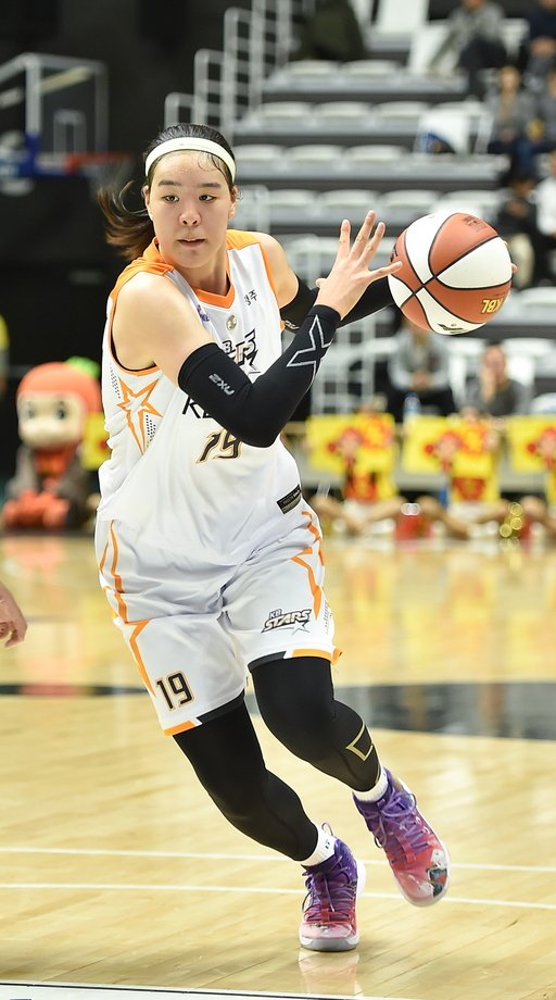 [SW이슈] '피딩의 여왕' 박지수, WKBL 장악할까 : 네이트 스포츠