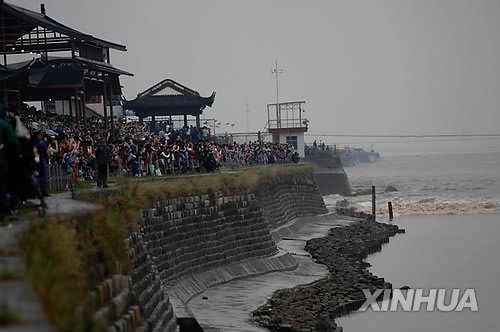 CHINA-HANGZHOU-QIANTANG TIDAL BORE (CN) : 네이트 뉴스