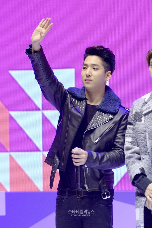 [S포토+] B1A4 바로, '우리 팬들 안녕' (SAF) : 네이트 뉴스