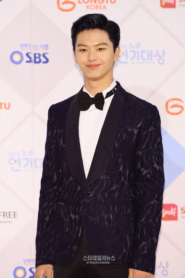 [S포토+] 육성재, '미소가 매력적인 남자' (2015 SBS 연기대상) : 네이트 뉴스