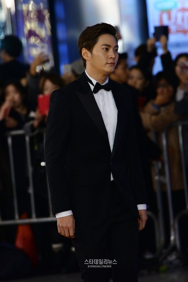 [S포토+] 주원, '피곤해 보이는 얼굴' (2015 SBS 연기대상) : 네이트 뉴스