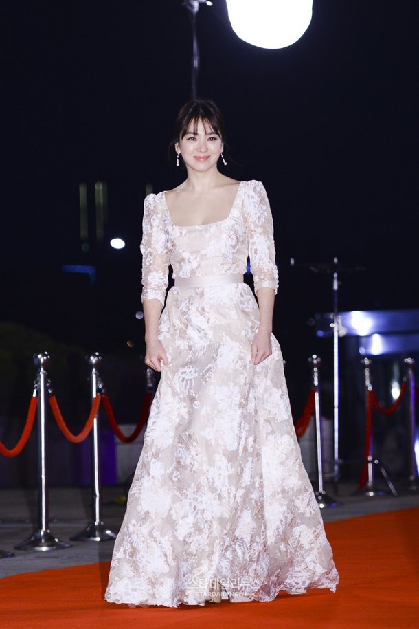 [S포토+] 송혜교, '여신의 미소' (2016 KBS 연기대상) : 네이트 뉴스