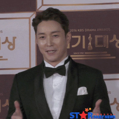 [S움짤] 심형탁, '유쾌한 쌍 엄지척' (2016 KBS 연기대상) : 네이트 뉴스