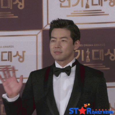 [S움짤] 이상윤, '부드러운 남자' (2016 KBS 연기대상) : 네이트 뉴스