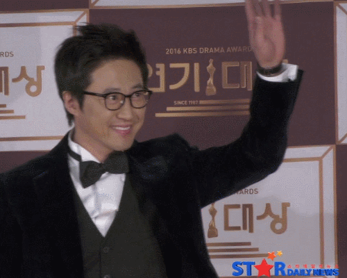 [S움짤] 박신양, '반가워요' (2016 KBS 연기대상) : 네이트 뉴스