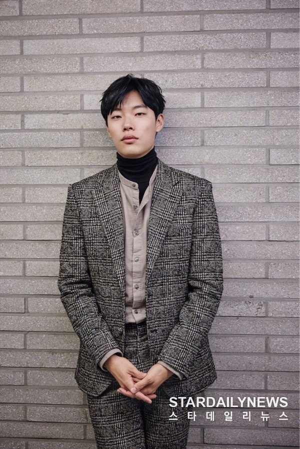 류준열, '2017 AAA' 참석 확정 '폭발적 관심' : 네이트 뉴스