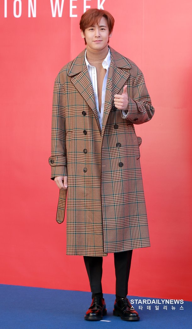 [S포토] 2PM 닉쿤, '따봉' (2019 S/S 헤라서울패션위크) : 네이트 뉴스