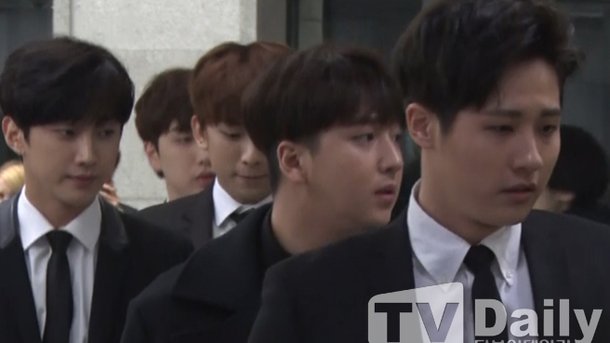 [TD영상] B1A4·세븐틴부터 설리까지 故 종현 빈소 향하는 무거운 발걸음 | 아이돌24시 : 네이트 연예