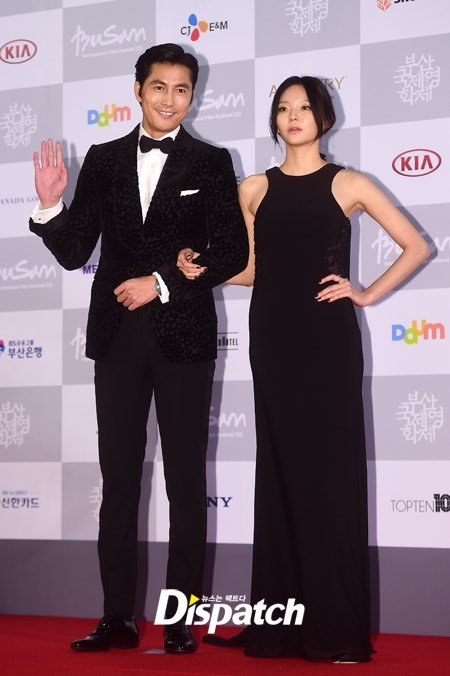 [BIFF 19th] "꼭 잡은 두 손"…정우성, 매너남의 에스코트 : 네이트 연예