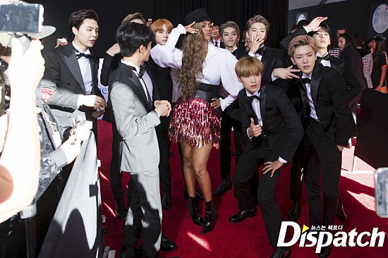 [현장포토] "뱅크스, Regular huh?"…NCT127, 유쾌한 레드카펫 (AMAs) : 네이트 연예