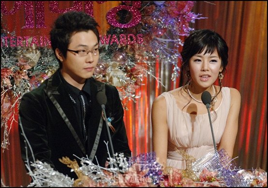 [포토]이성진-이연두, 'KBS 연예대상' 시상 : 네이트 뉴스