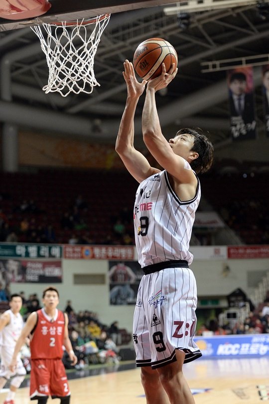 '샤크-길렌워터 활약' LG, KGC 잡고 시즌 10승 : 네이트 스포츠