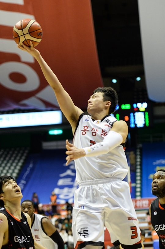 '마리오 버저비터' KGC, KT에 83-82 극적 역전승 : 네이트 스포츠