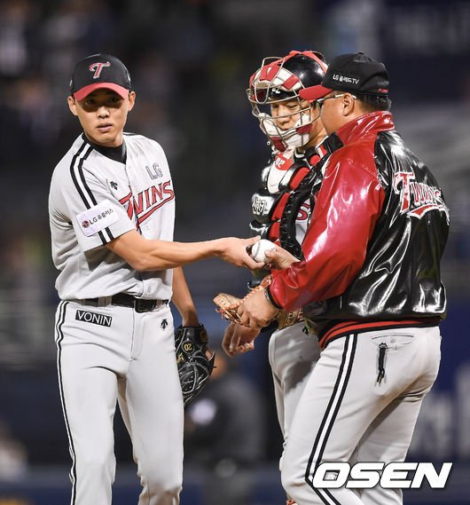 [PO1] '끝내기 패배' LG, 중요한 순간 무너진 '철옹성' 불펜 : 네이트 스포츠