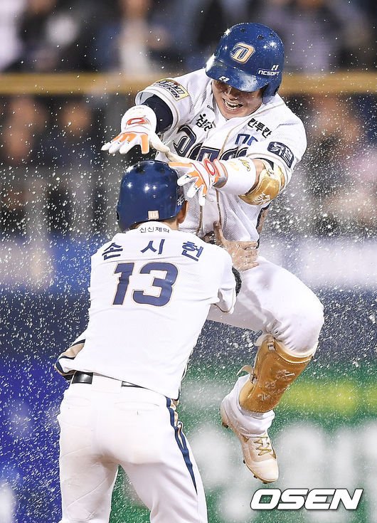 [PO1] '이호준 동점타-용덕한 끝내기' NC, LG에 3-2 승…드라마 썼다! : 네이트 스포츠