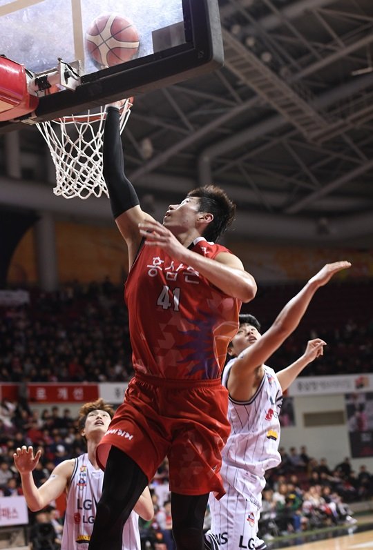 '사이먼-오세근 활약' KGC, LG에 86-72 승리…LG전 4연승 : 네이트 스포츠