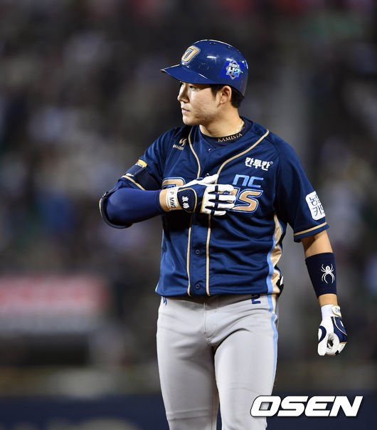 [PO1] NC 박민우, 5회 발목 통증으로 교체 : 네이트 스포츠