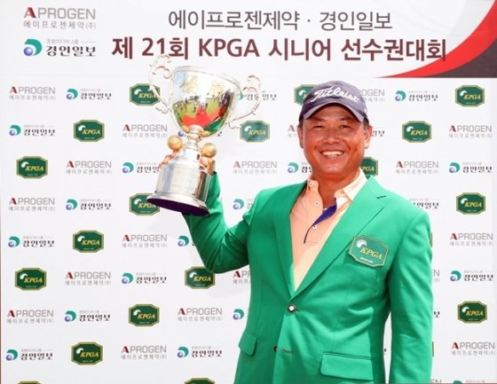 신용진, KPGA 시니어 선수권대회 2연패-3회 우승 도전 : 네이트 스포츠