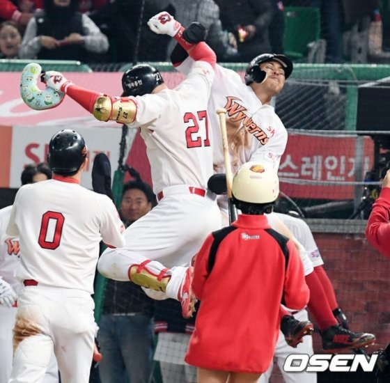 '한동민 끝내기포' SK, 넥센 11-10 꺾고 6년 만 극적 'KS行!' [PO5] : 네이트 스포츠