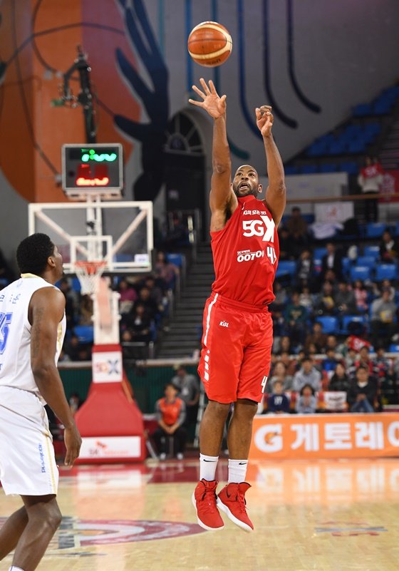 윌리엄스 '22점 16리바운드'…SK, KCC전 홈 11연승 달성 : 네이트 스포츠