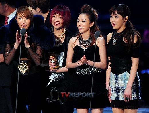 [T포토]2NE1, '2009 MAMA' 뮤직비디오상 수상 : 네이트 뉴스