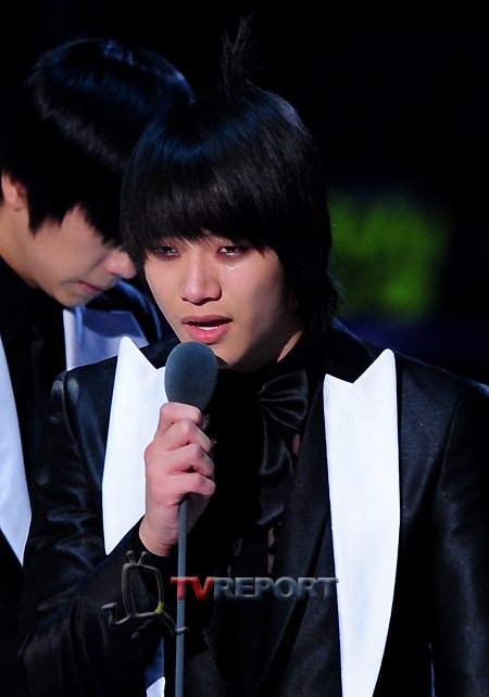 [T포토]2PM '우영의 눈물' "재범아 사랑한다!" : 네이트 연예