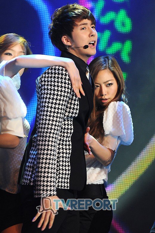 [T포토] SS501 김형준 '섹시한 춤 사위' : 네이트 연예