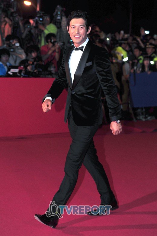 [T포토 l 오지호] '조각상이 따로 없네~'(BIFF 17th) : 네이트 연예