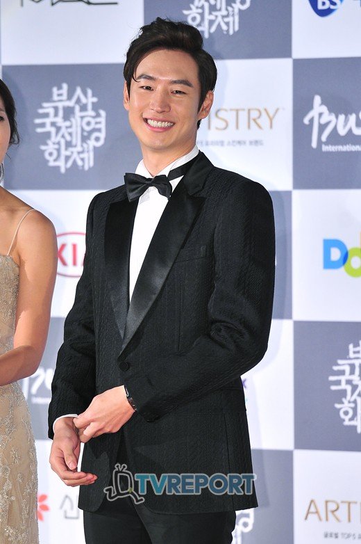 [BIFF 17th] 이제훈, 데뷔 이래 첫 BIFF 진행 '대성공' : 네이트 뉴스