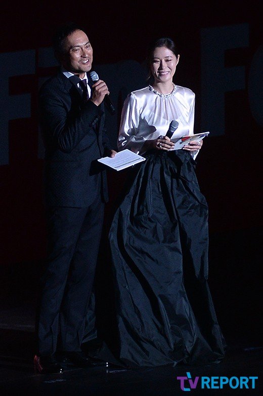 [19th BIFF] MC 문소리, 능숙한 영어진행 '눈길' : 네이트 연예