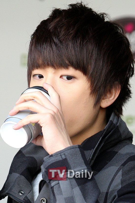 [TD포토] 2PM 우영 '같이 차 한 잔 하실래요?' : 네이트 연예