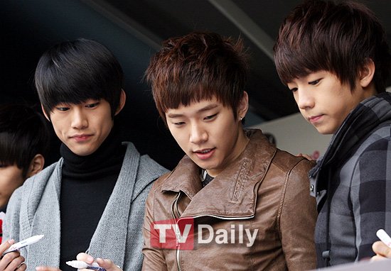 [TD포토] 2PM 택연-준호-우영 '사인은 신중하게!' : 네이트 연예